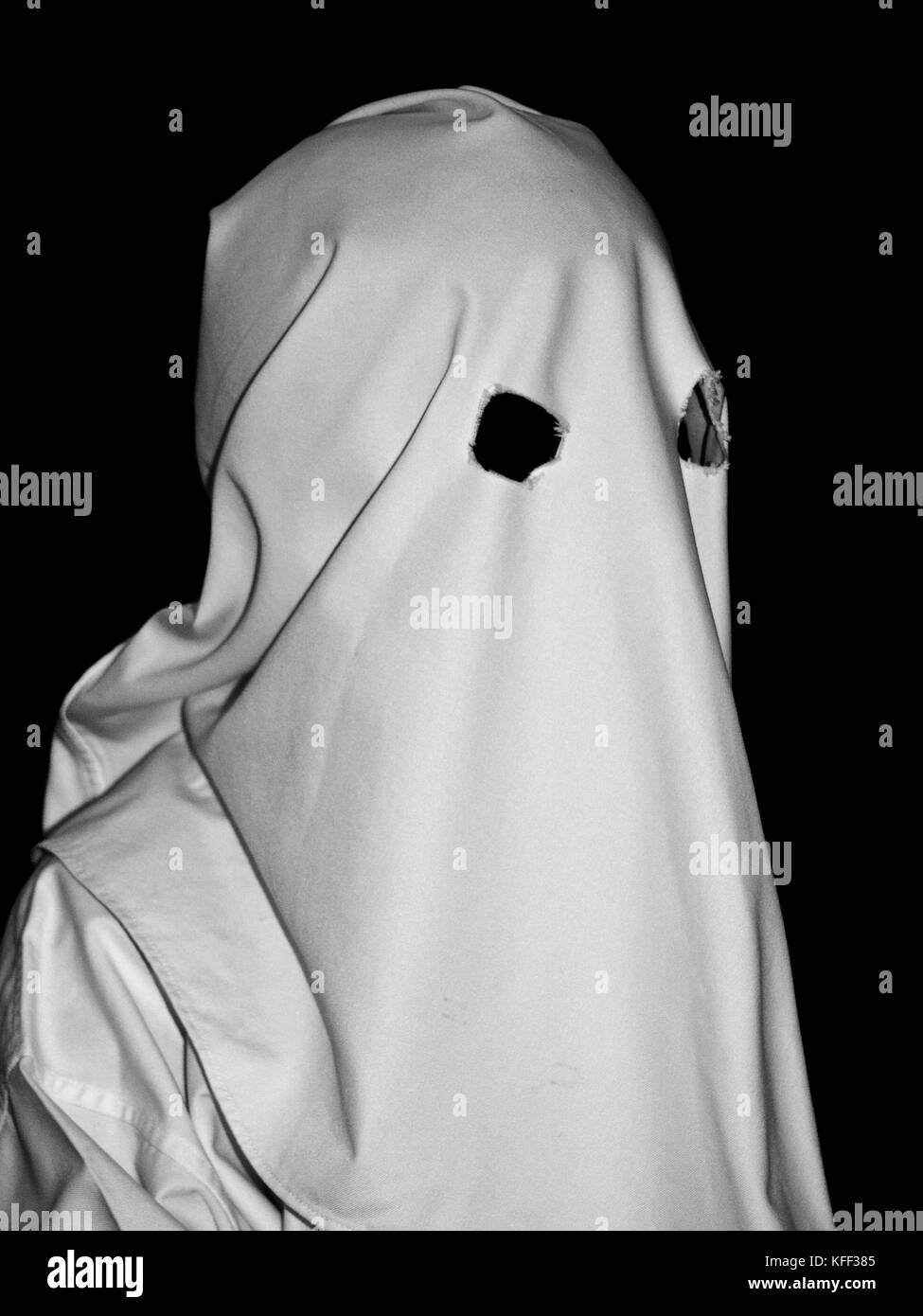 Hooded figure hi-res stock photography and images - Alamy