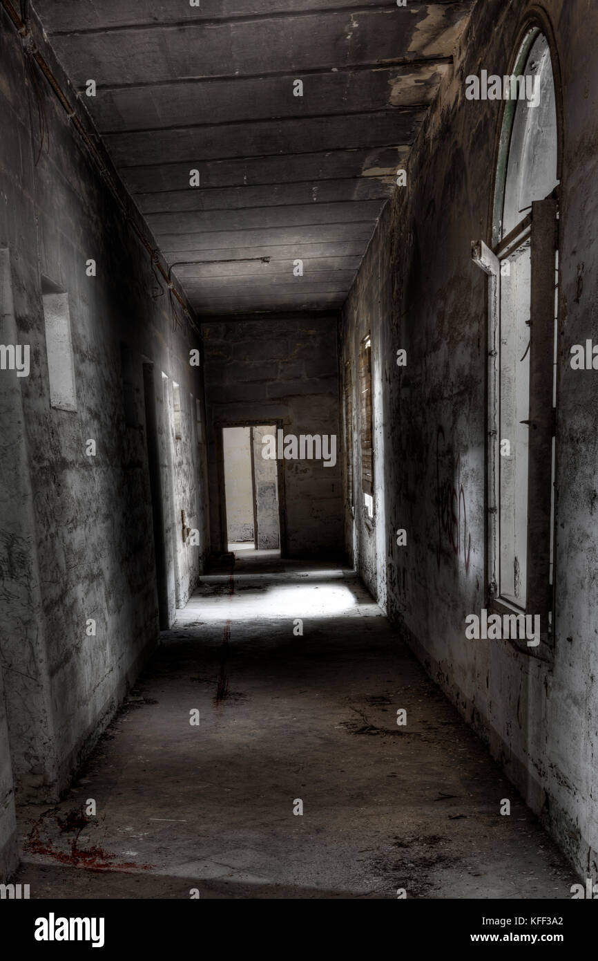 Dark and spooky corridor in an old abandoned building Stock Photo - Alamy