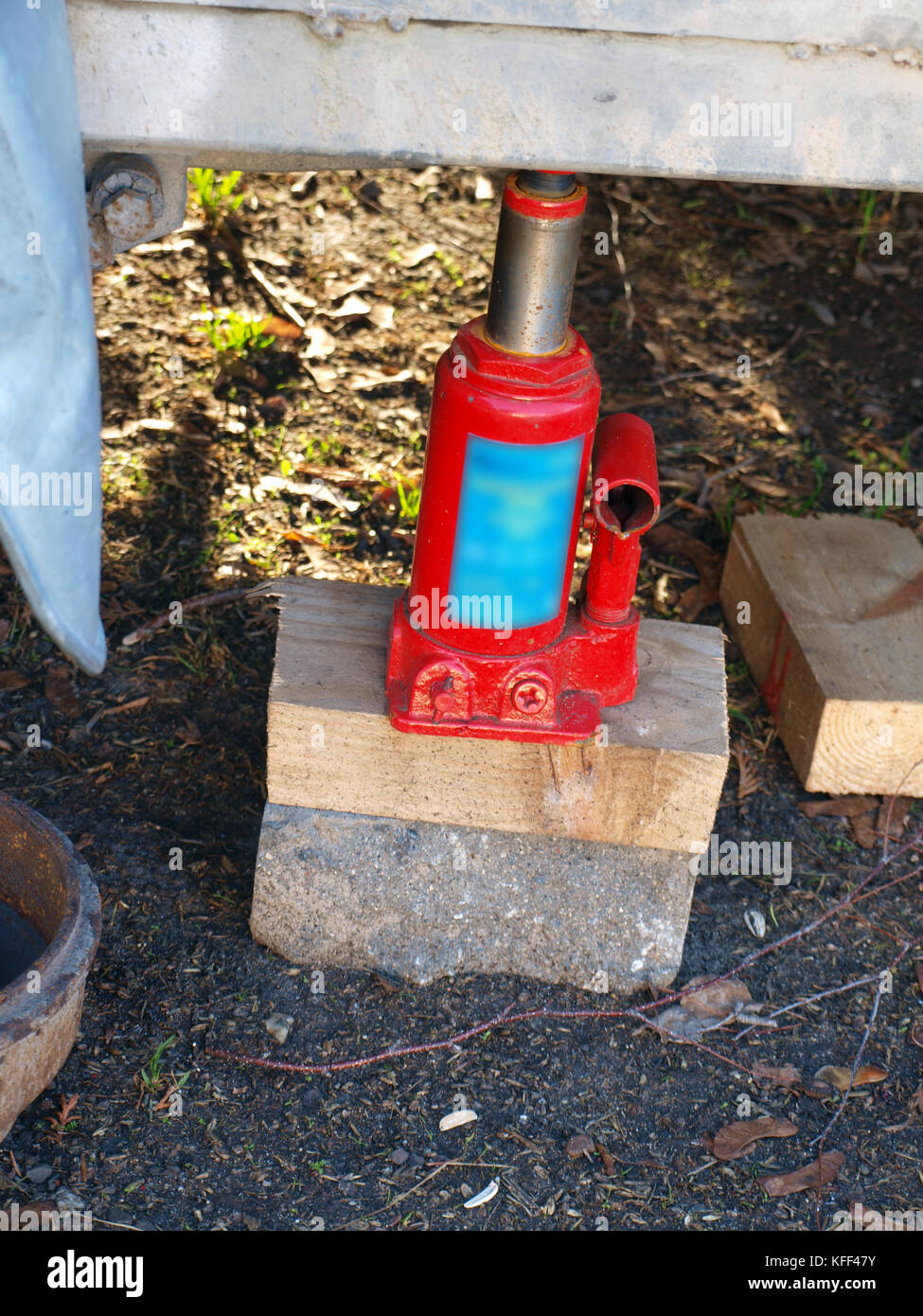 Small powerful red hydraulic jack, close up Stock Photo - Alamy