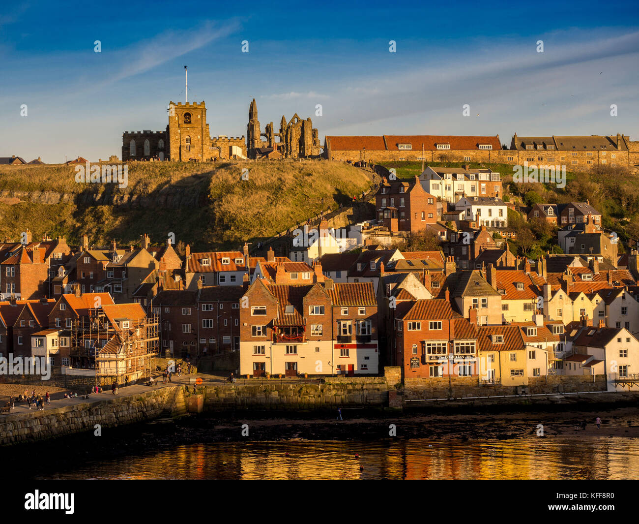 Whitby, UK. 27th October, 2017. Unseasonably good weather over Whitby ...