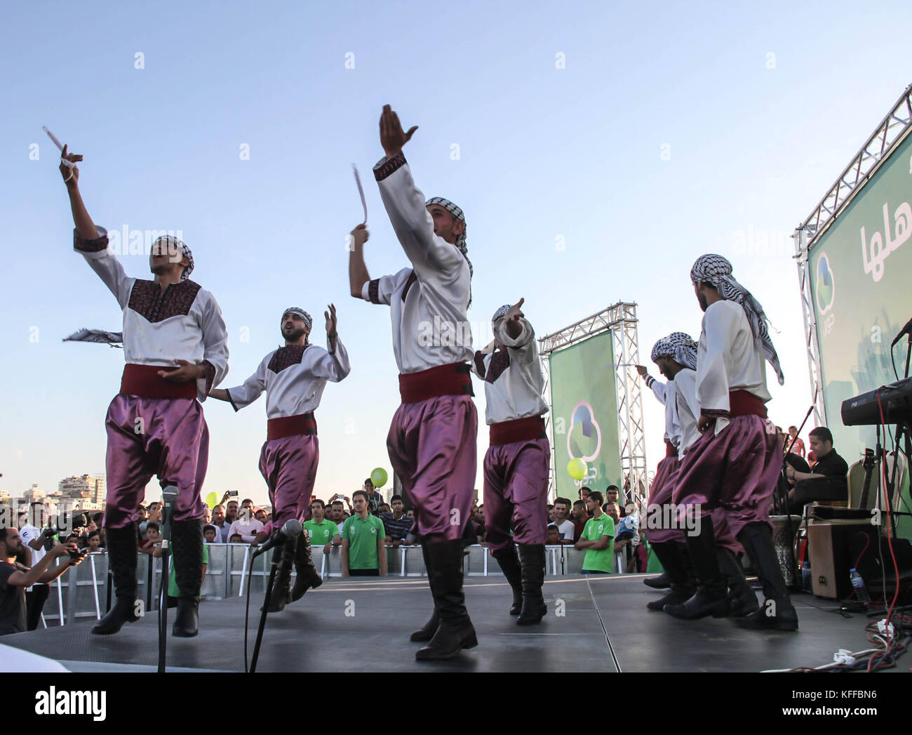 Gaza City, The Gaza Strip, Palestine. 27th Oct, 2017. Palestinians ...