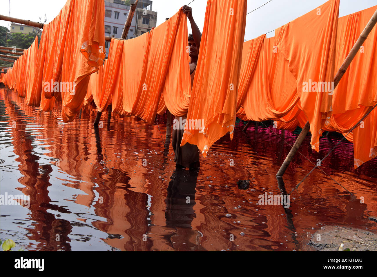 Narayanganj, Bangladesh. 28th Oct, 2017. A Bangladeshi man dries ...