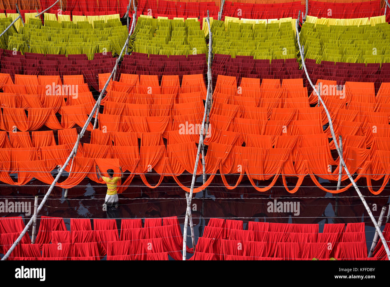 Narayanganj, Bangladesh. 28th Oct, 2017. A Bangladeshi man dries ...