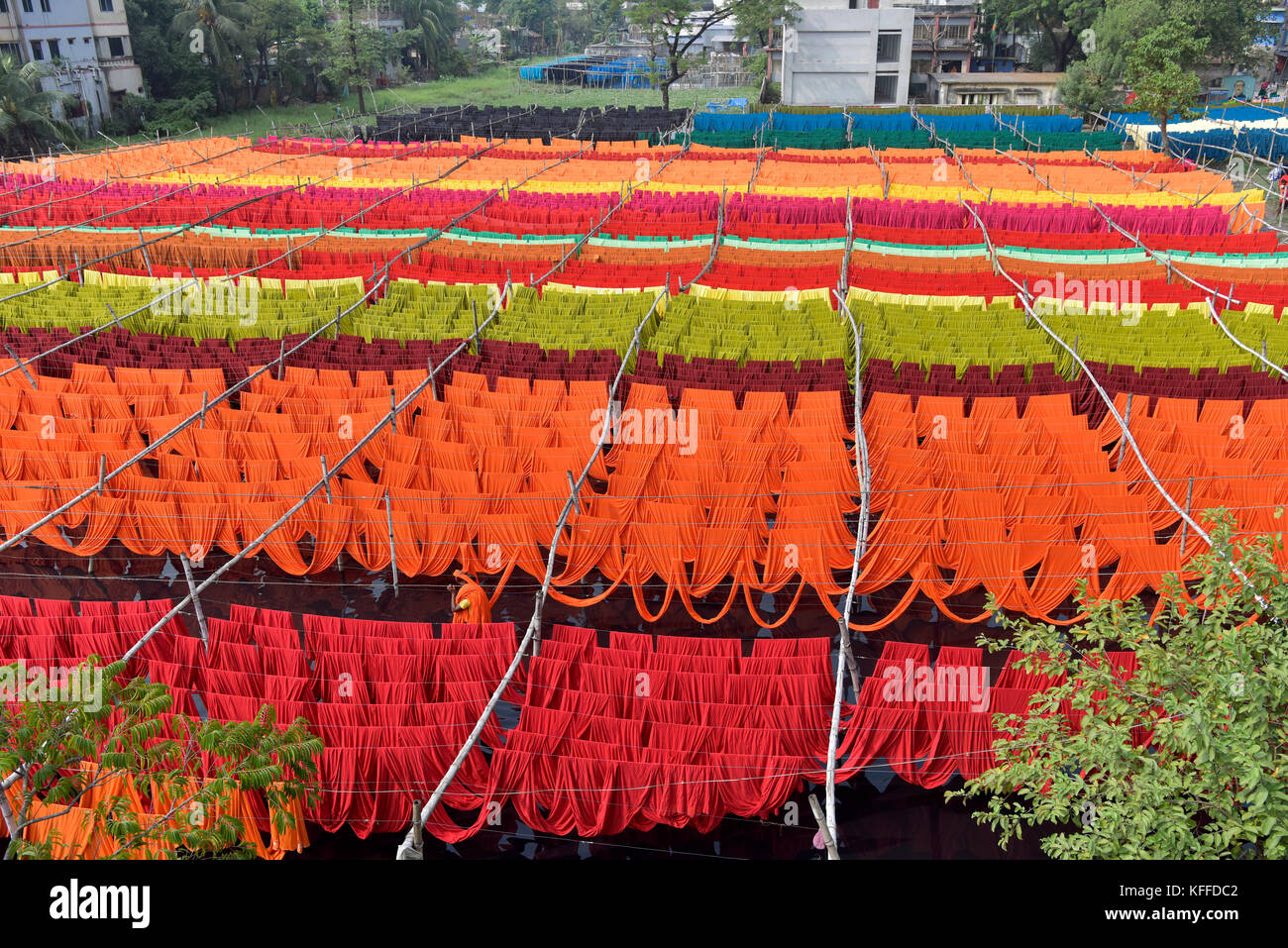Narayanganj, Bangladesh. 28th Oct, 2017. A Bangladeshi man dries ...