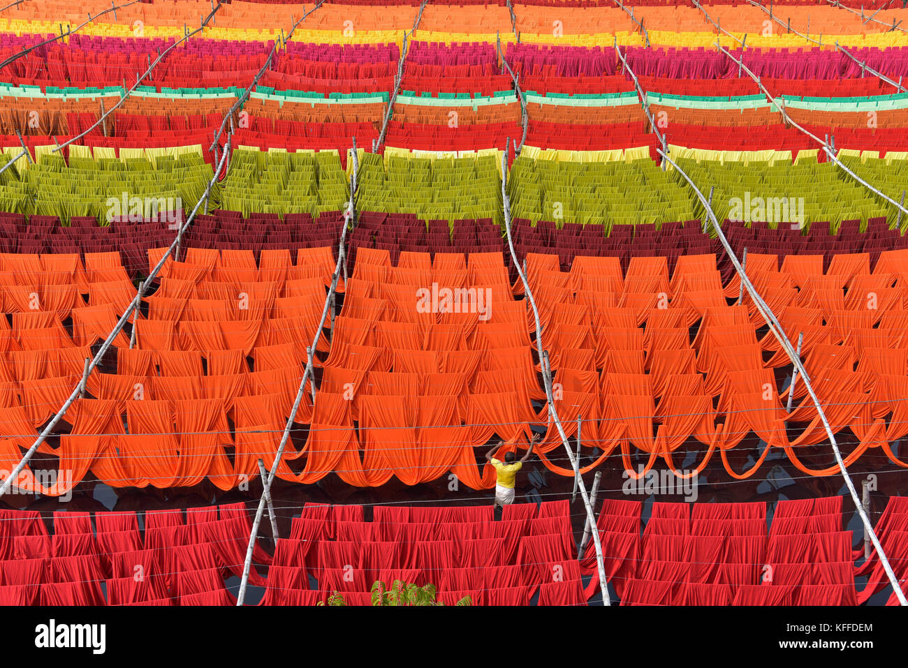 Narayanganj, Bangladesh. 28th Oct, 2017.A Bangladeshi man dries ...