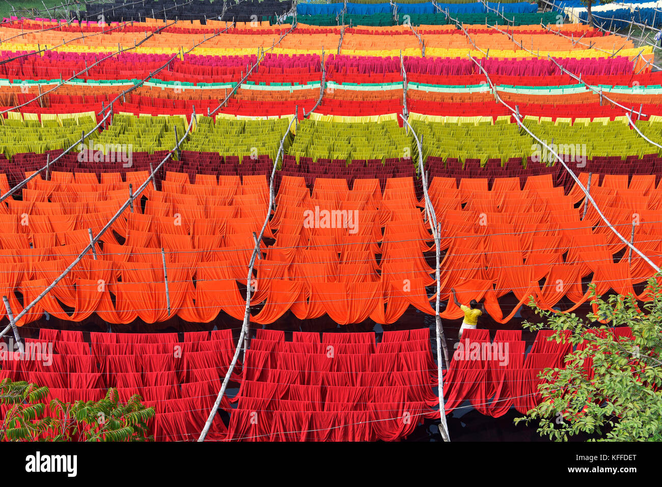 Narayanganj, Bangladesh. 28th Oct, 2017.A Bangladeshi man dries ...