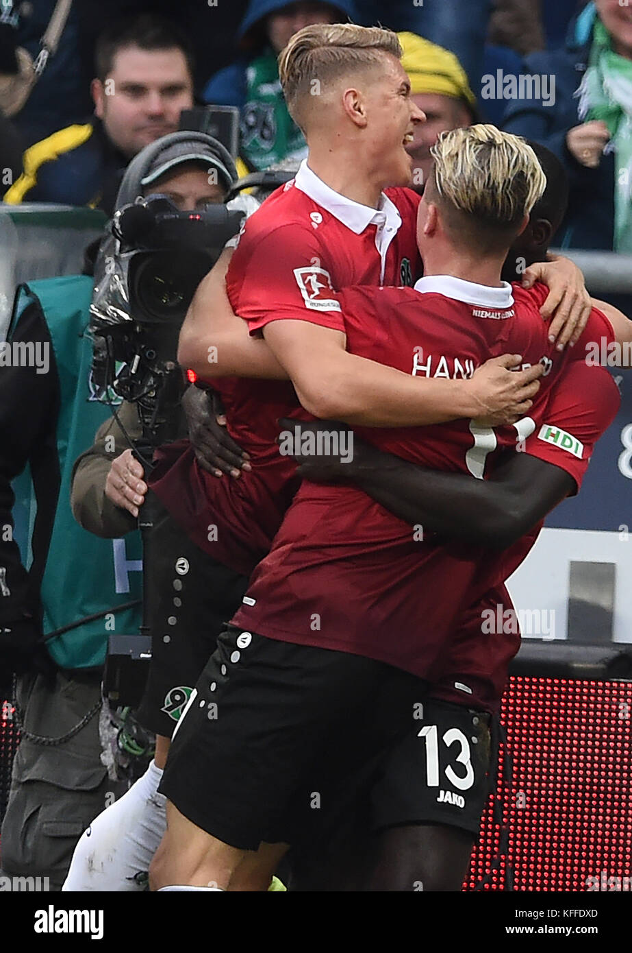 Hanover, Germany. 28th Oct, 2017. Hannover's Ihlas Bebou (r, hidden ...