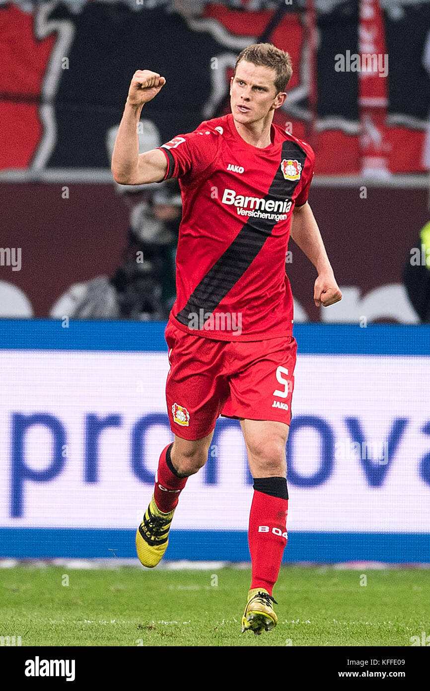 Leverkusen, Germany. 28th Oct, 2017. Leverkusen's Sven Bender ...