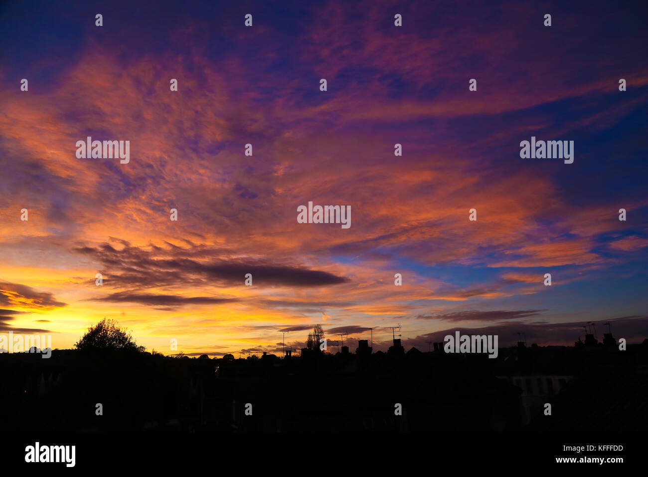North London, UK. 28th Oct, 2017. UK Weather: Stunningly colourful ...