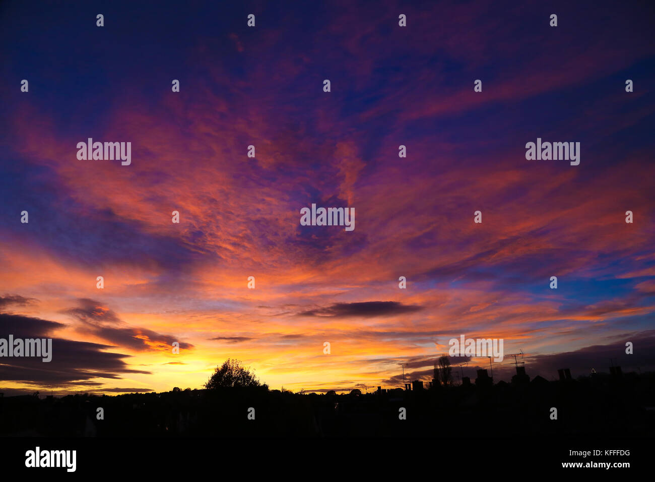 North London, UK. 28th Oct, 2017. UK Weather: Stunningly colourful ...