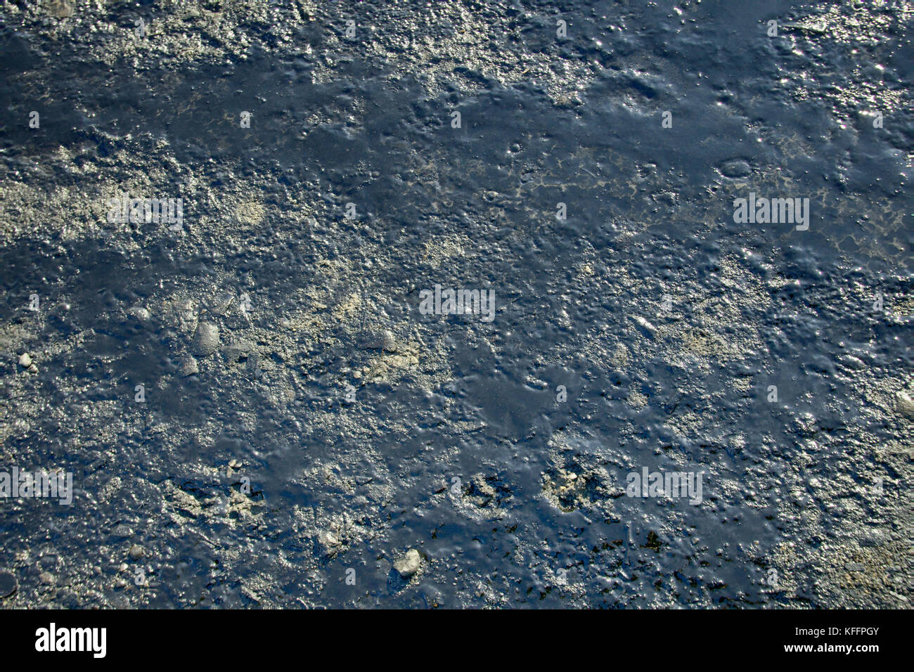 drops of poured engine car oil Stock Photo - Alamy