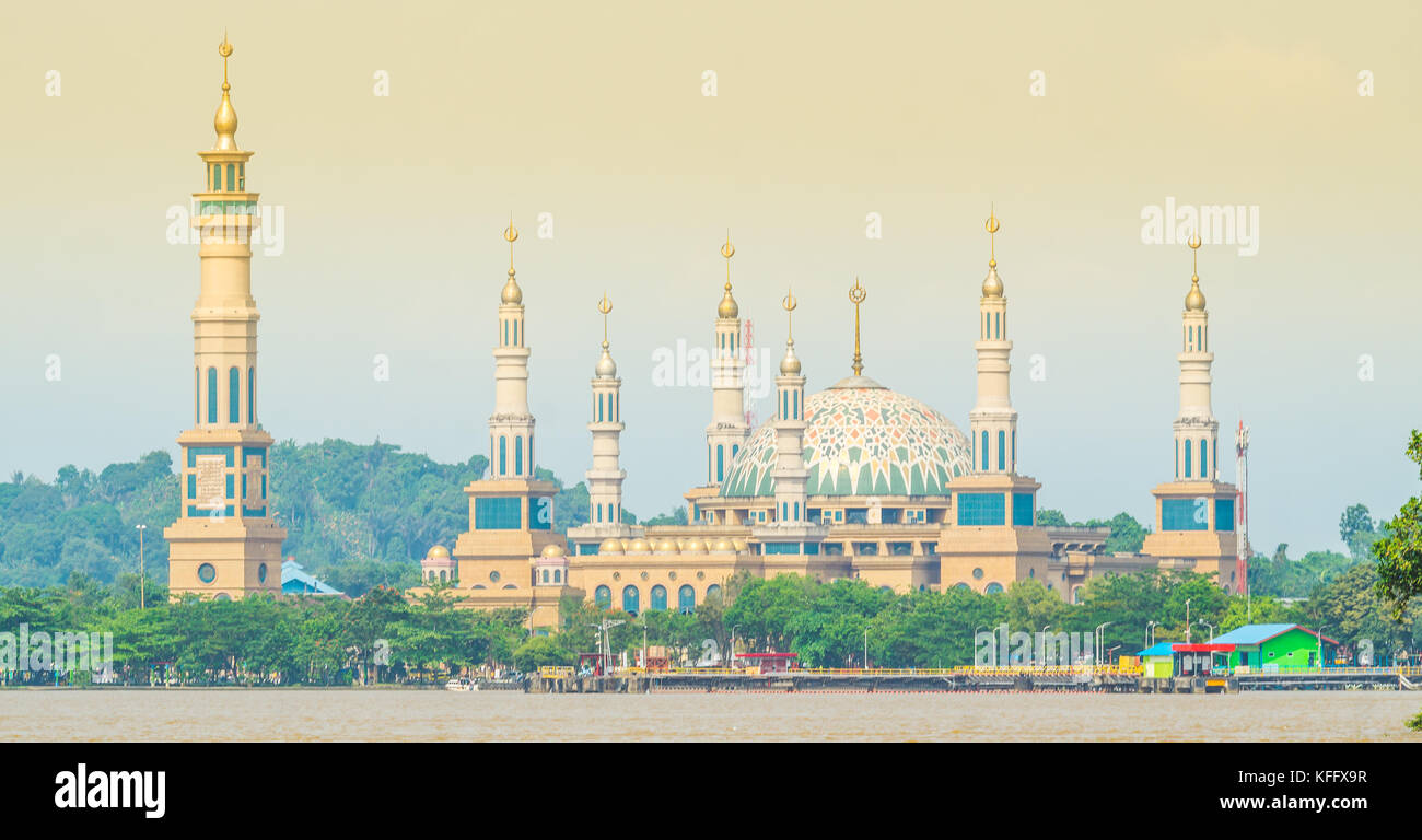 beautiful mosque in the riverbank Stock Photo - Alamy