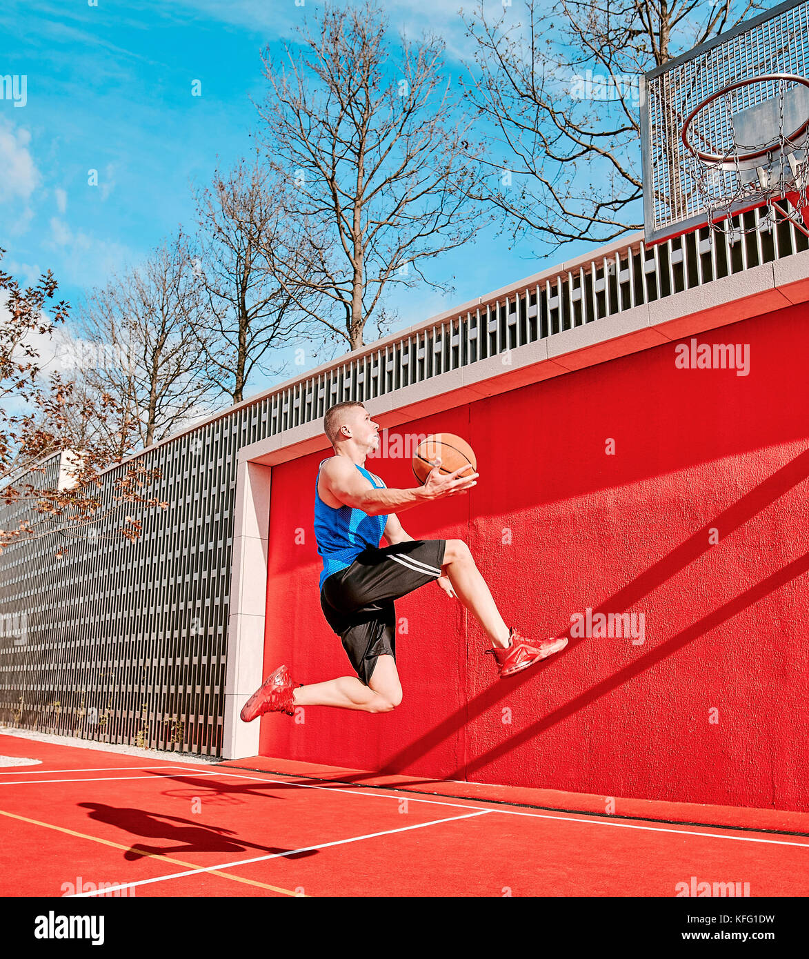 Man scoring basket basketball training hi-res stock photography and ...