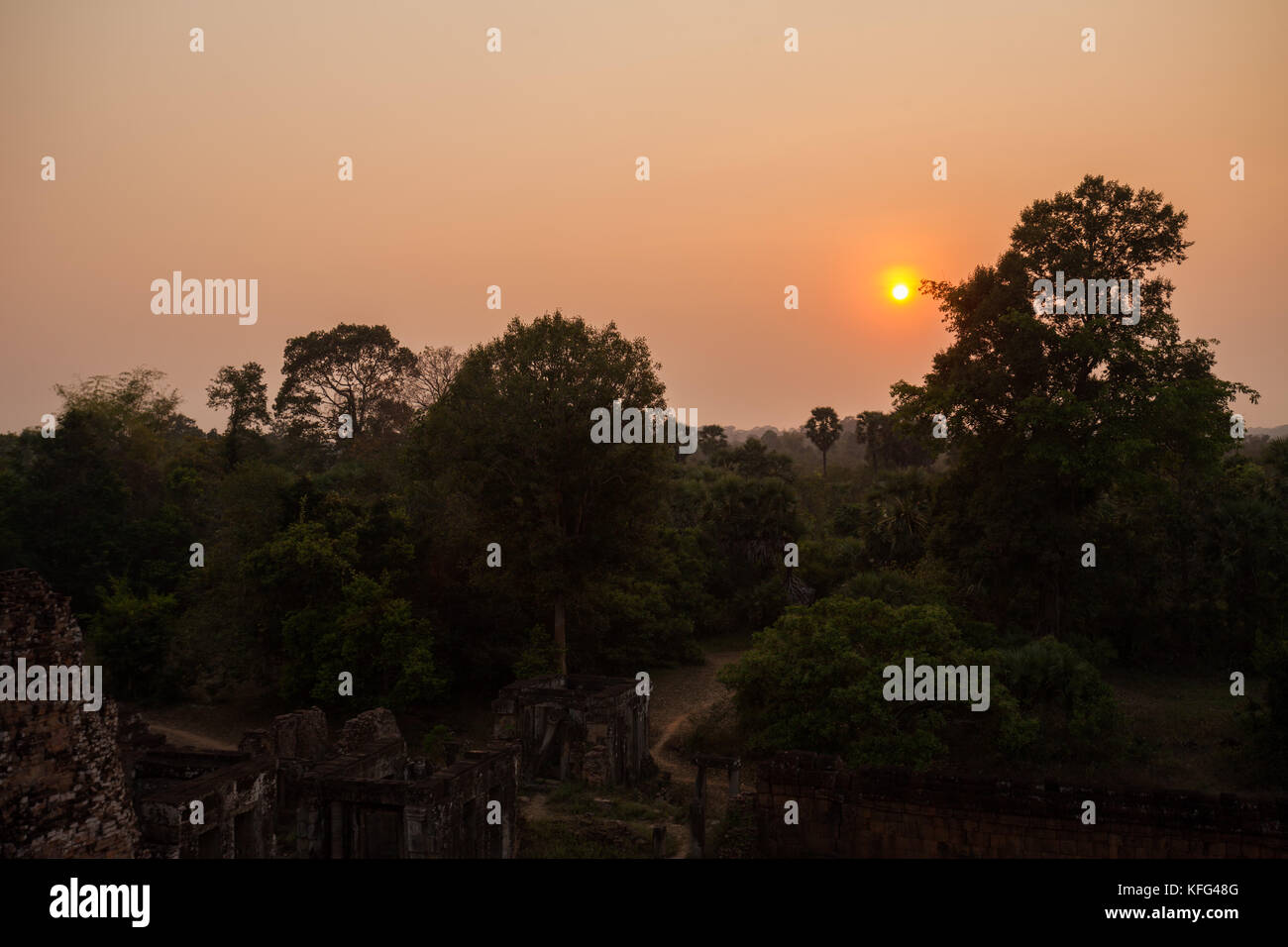 Sunset at Phnom Bakheng, a temple in the Angkor (Wat) complex Stock ...