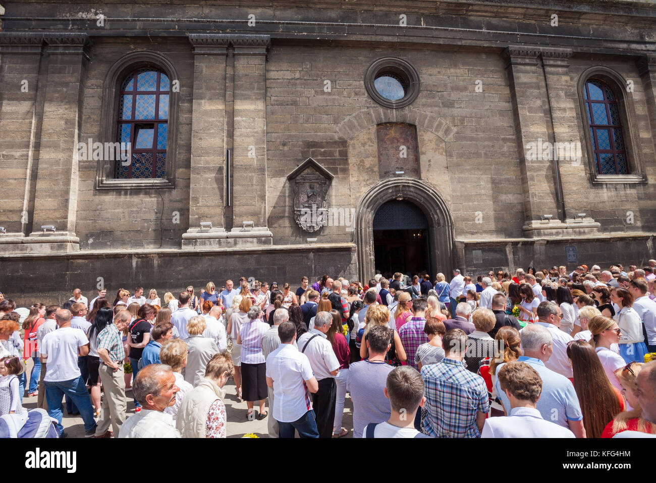 Crowded church service hi-res stock photography and images - Alamy