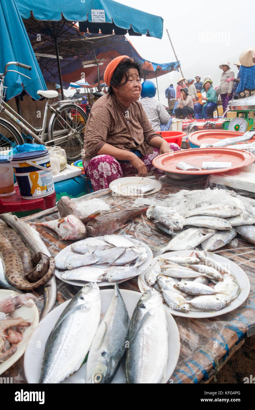 Vietnamese woman selling fish hi-res stock photography and images - Alamy