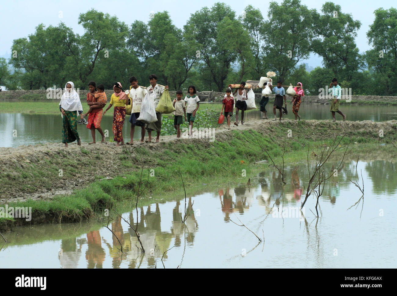 Bangladesh: Rohingya refugees fleeing military operation in Myanmar’s ...