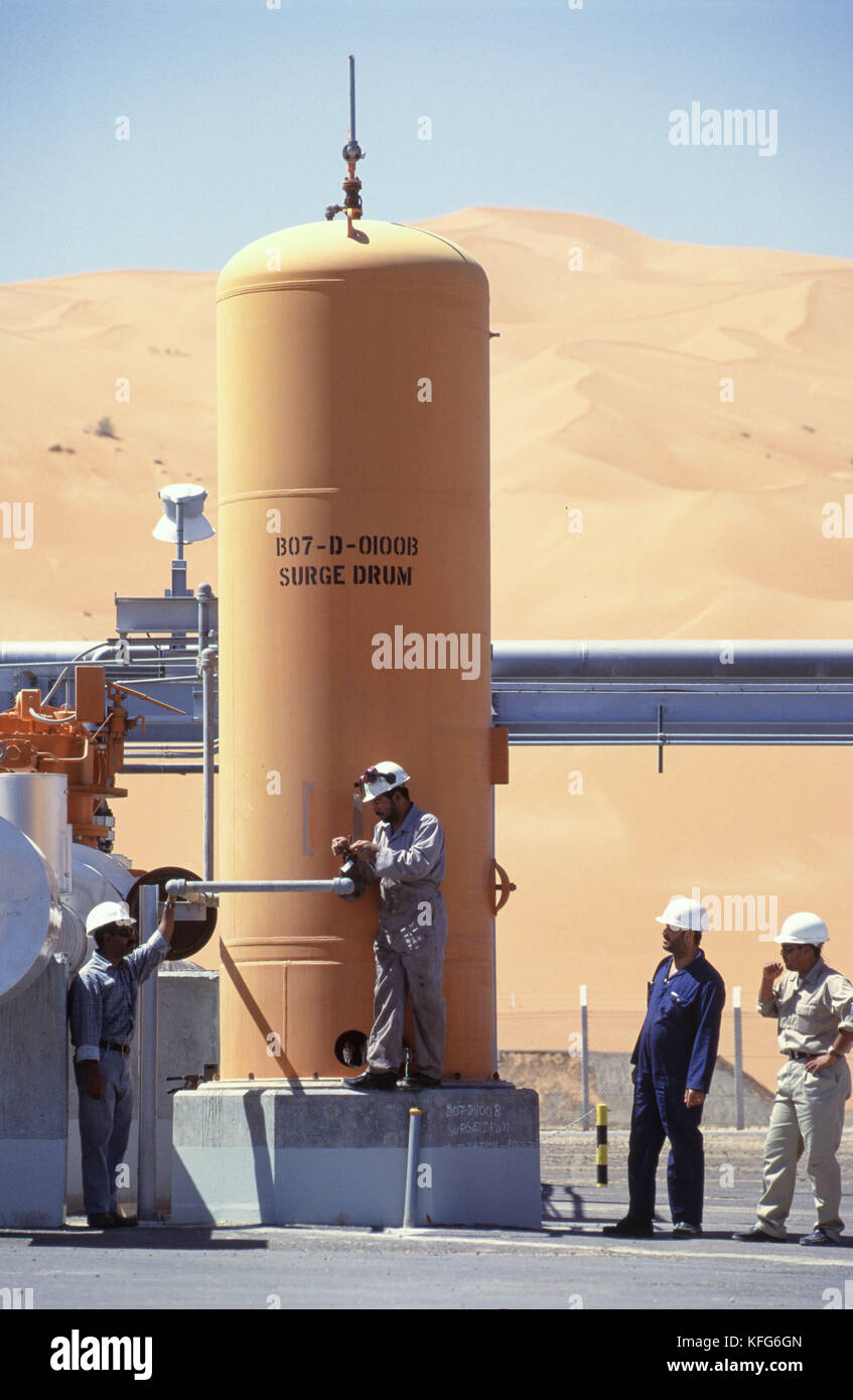 Saudi Aramco engineers at the Shaybah Gas Oil Separation Plant (GOSP ...