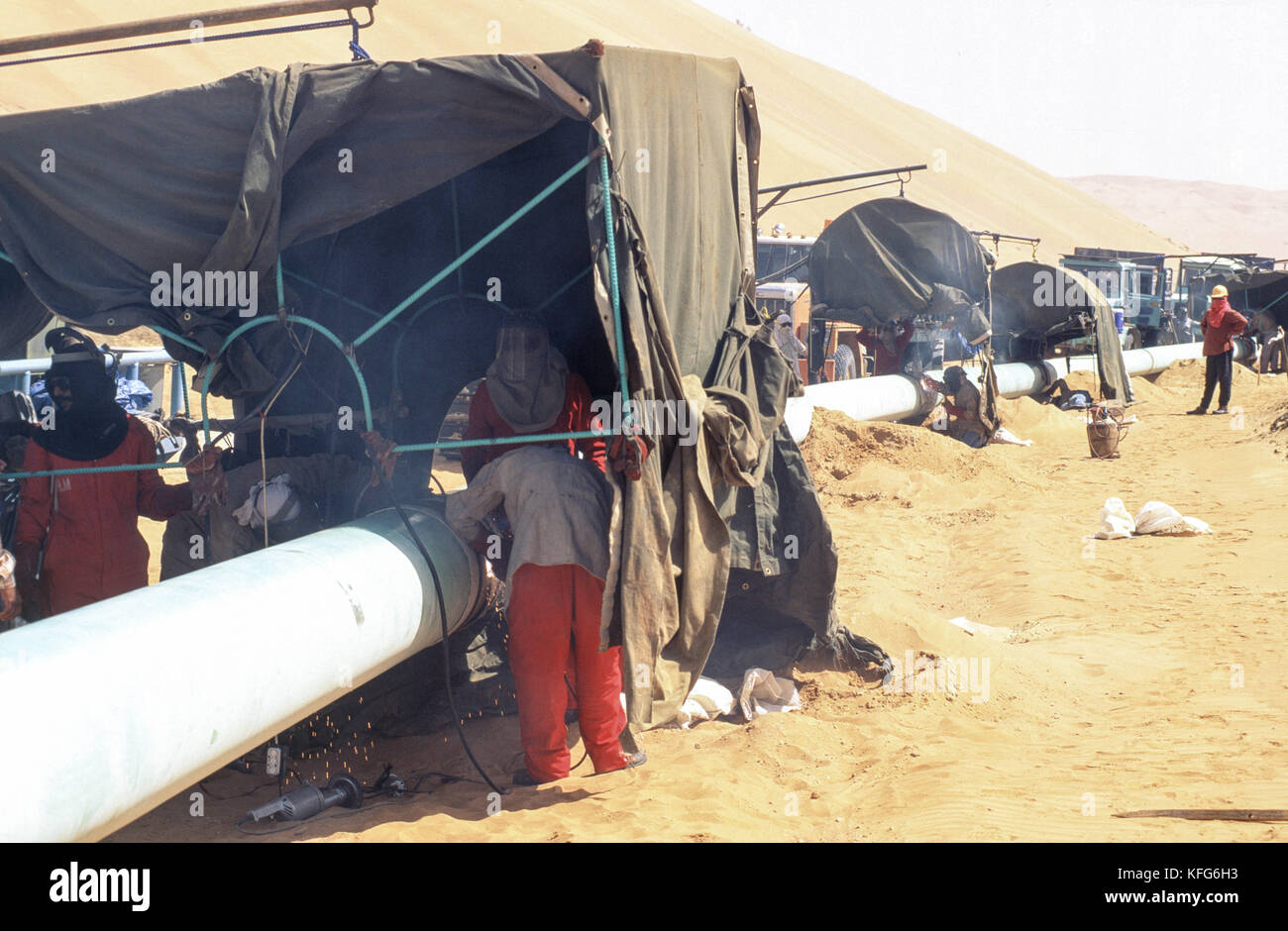 Contractors working in the extreme heat for Saudi Aramco lay pipeline ...