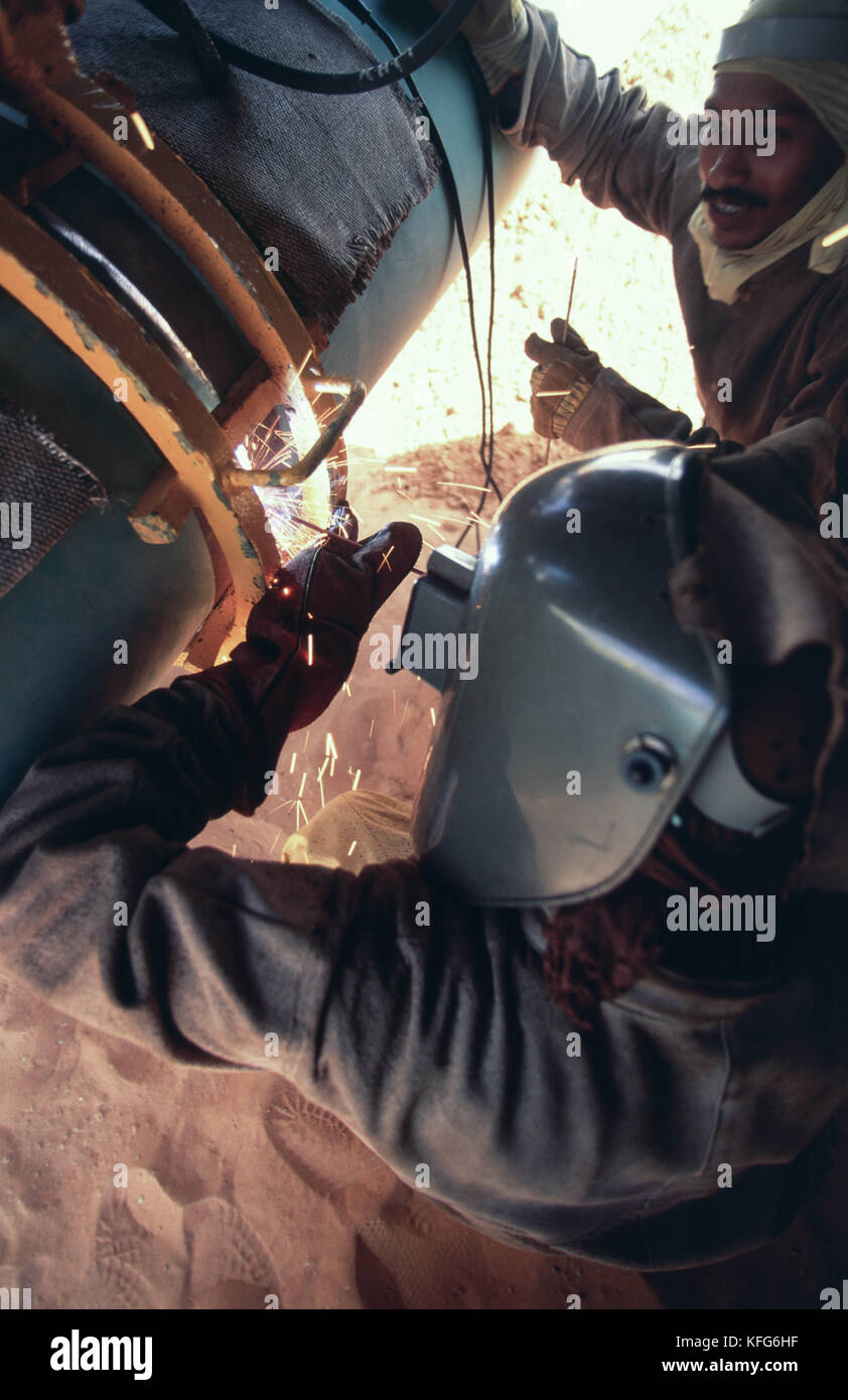 Aramco working hi-res stock photography and images - Alamy
