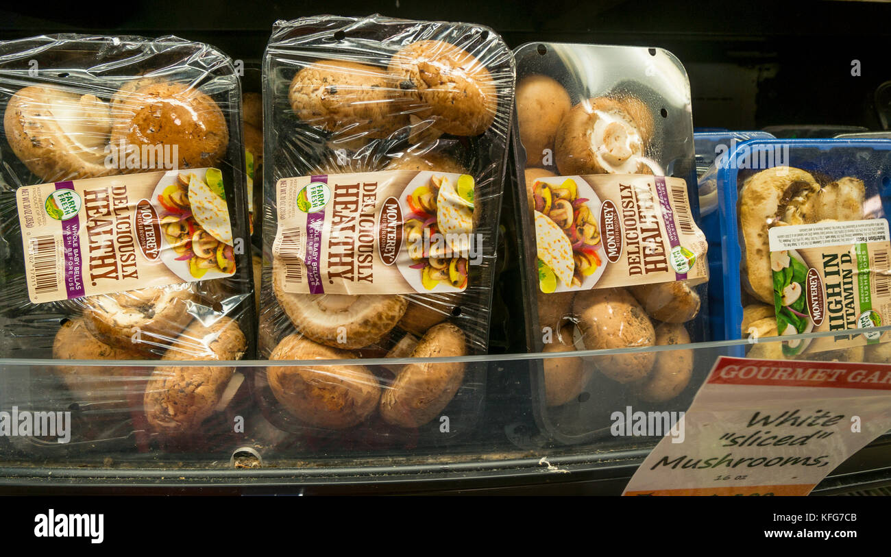 Packaged mushrooms in a New York supermarket Stock Photo - Alamy