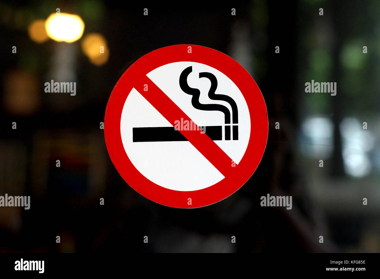 photo of no smoking sign on restaurant window Stock Photo - Alamy