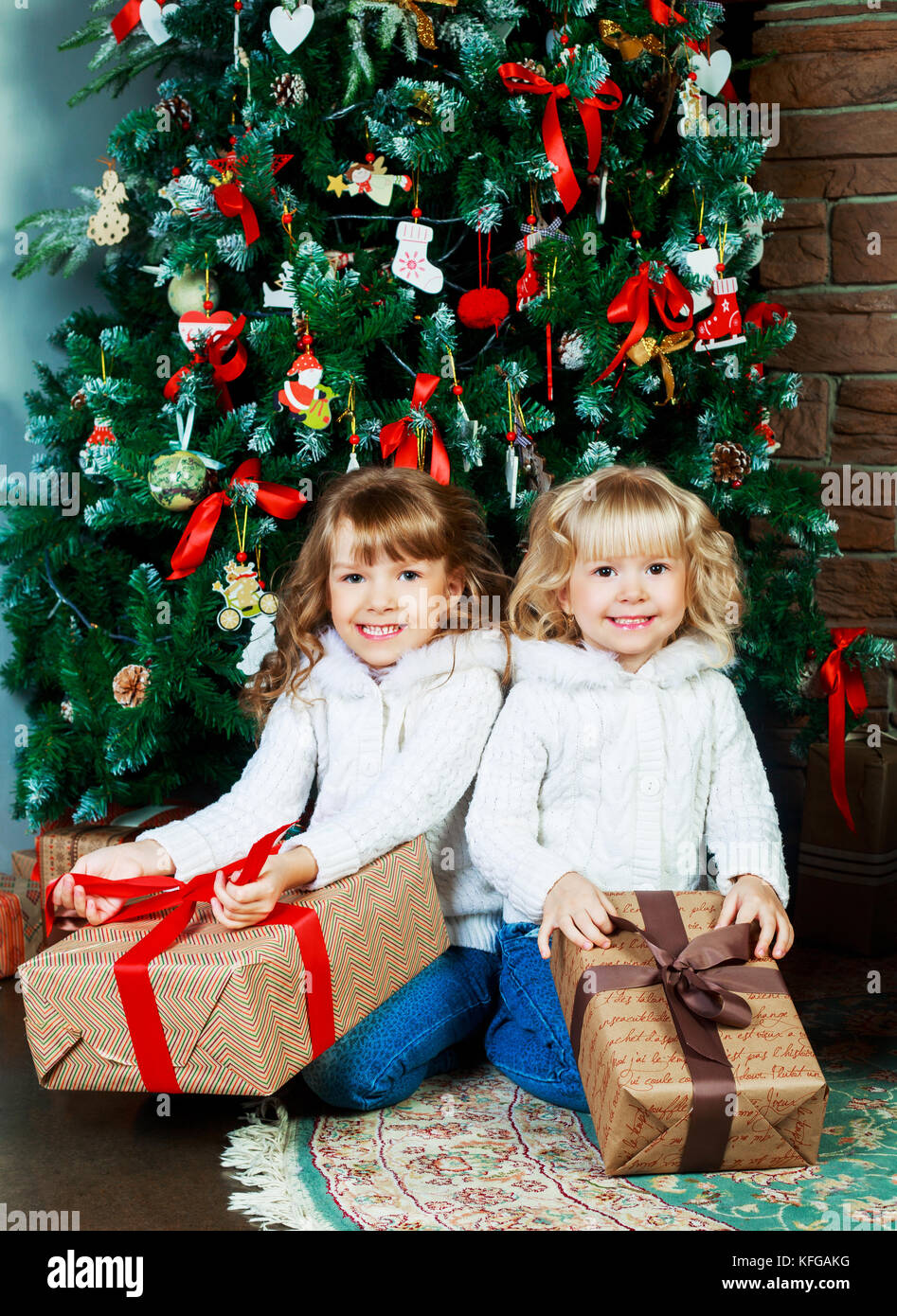 Sisters decorate christmas tree hi-res stock photography and images - Alamy