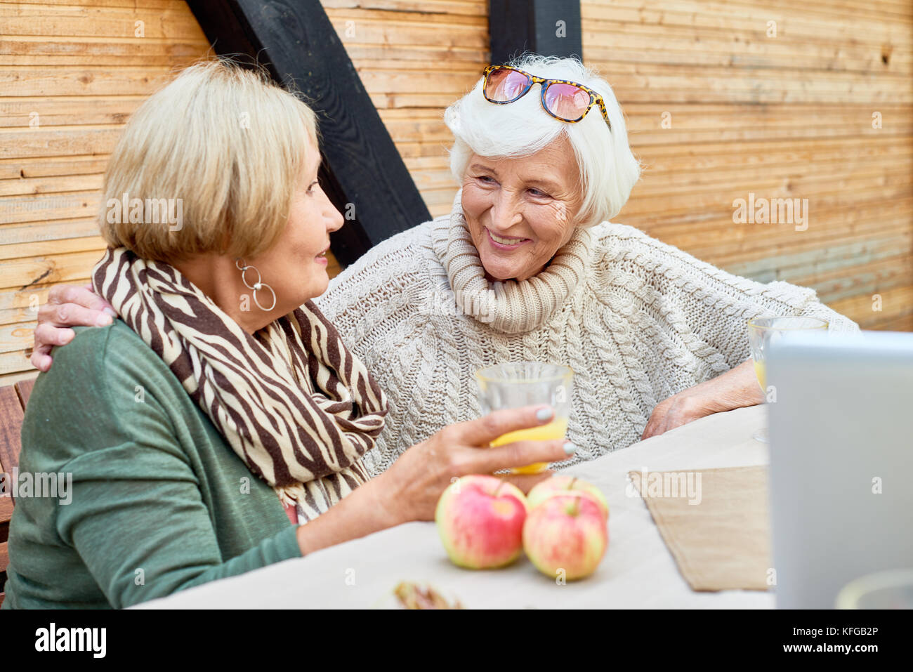 Backyard gathering hi-res stock photography and images - Alamy