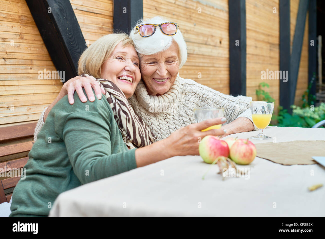 Lifelong friends hi-res stock photography and images - Alamy