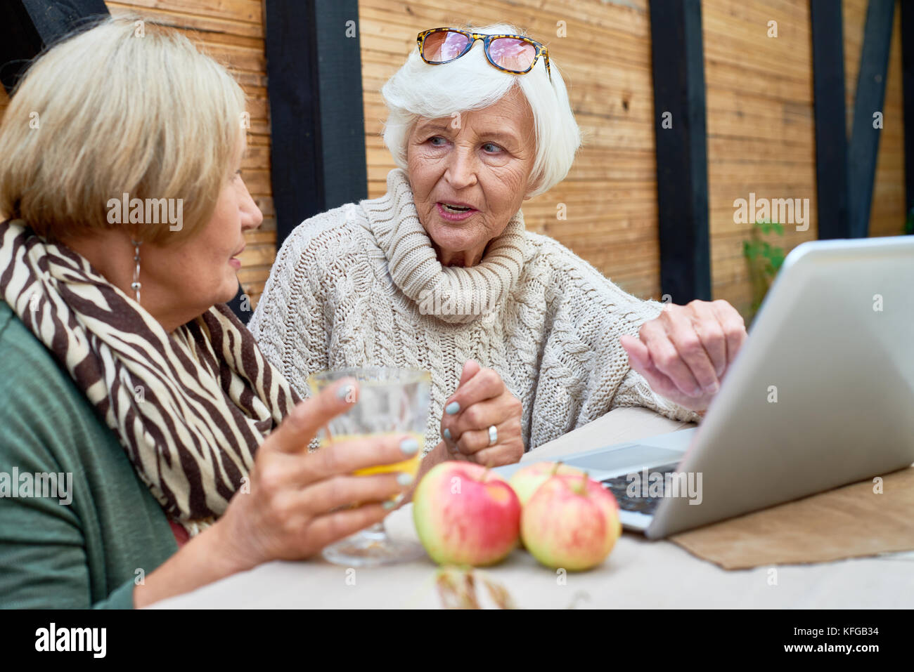 Elderly women hi-res stock photography and images - Alamy