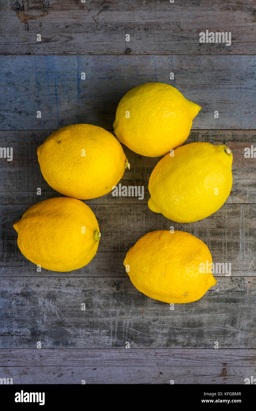 Fresh lemons on a wooden plank background Stock Photo - Alamy