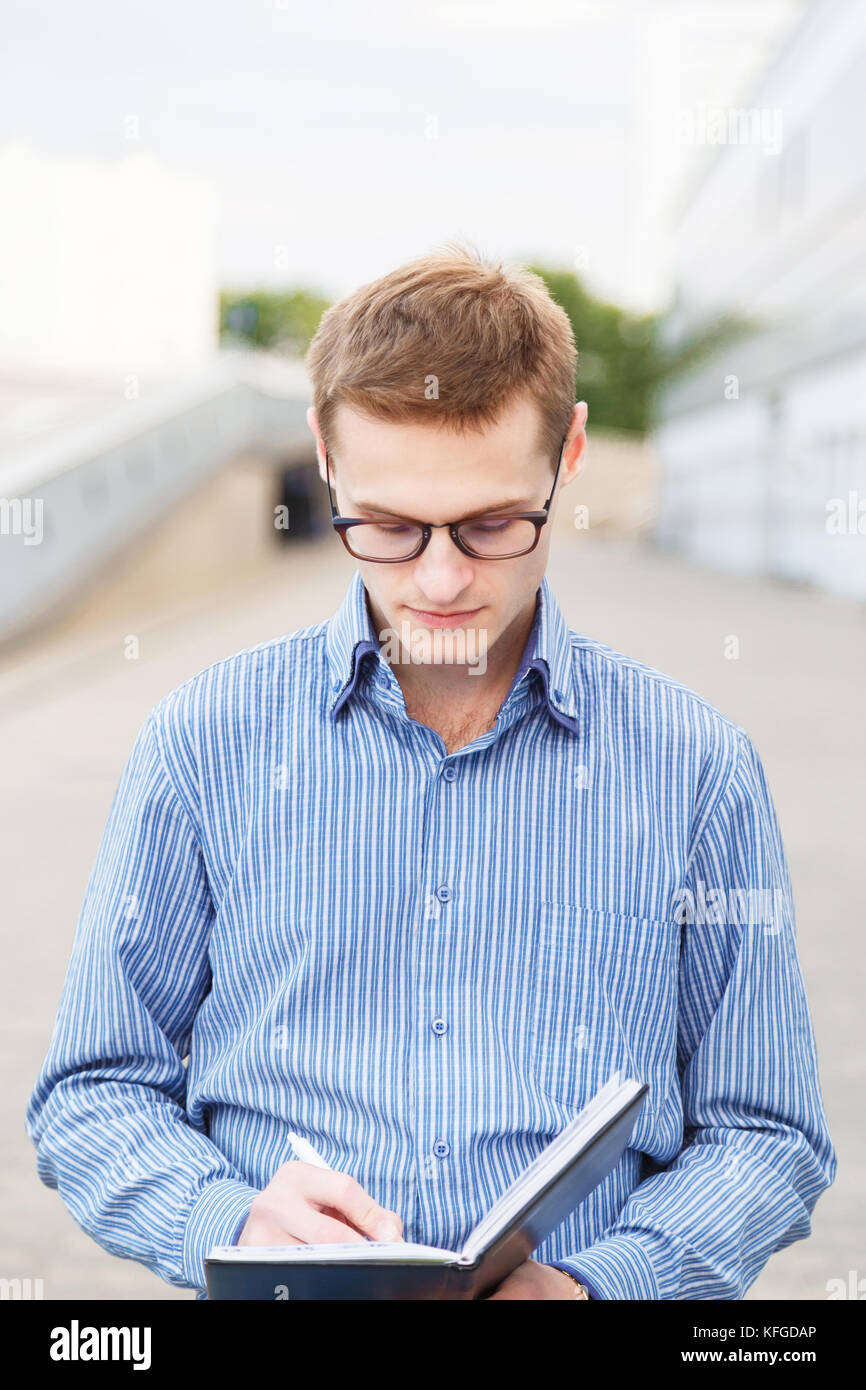 Male journalist interviews and take notes in a notebook Stock Photo - Alamy