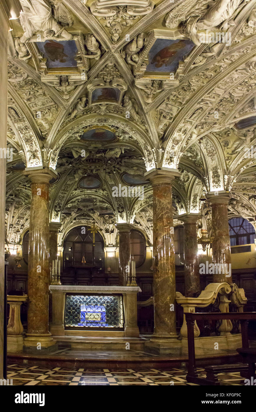 Milan sacre hi-res stock photography and images - Alamy