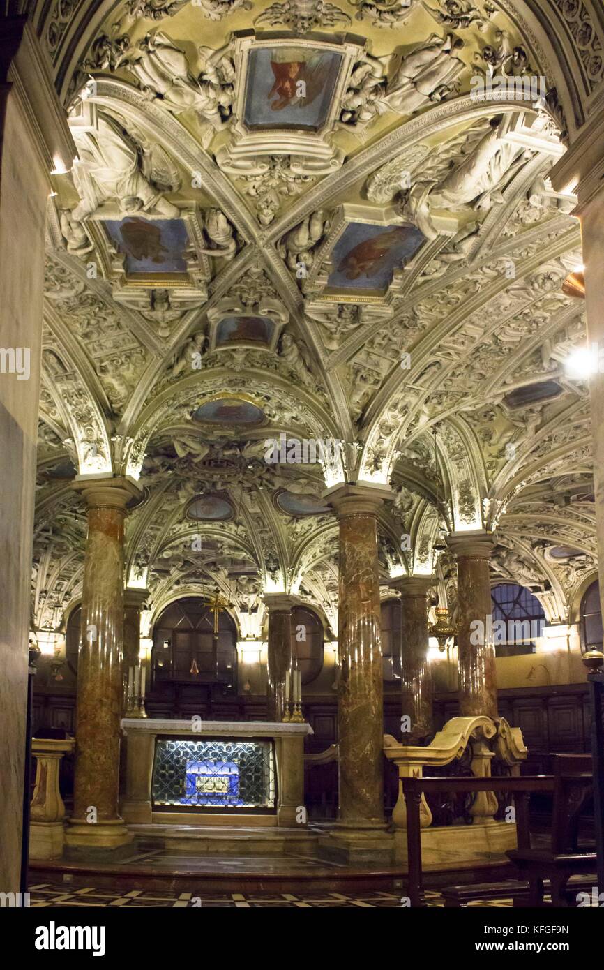 Duomo di milano inside hi-res stock photography and images - Alamy