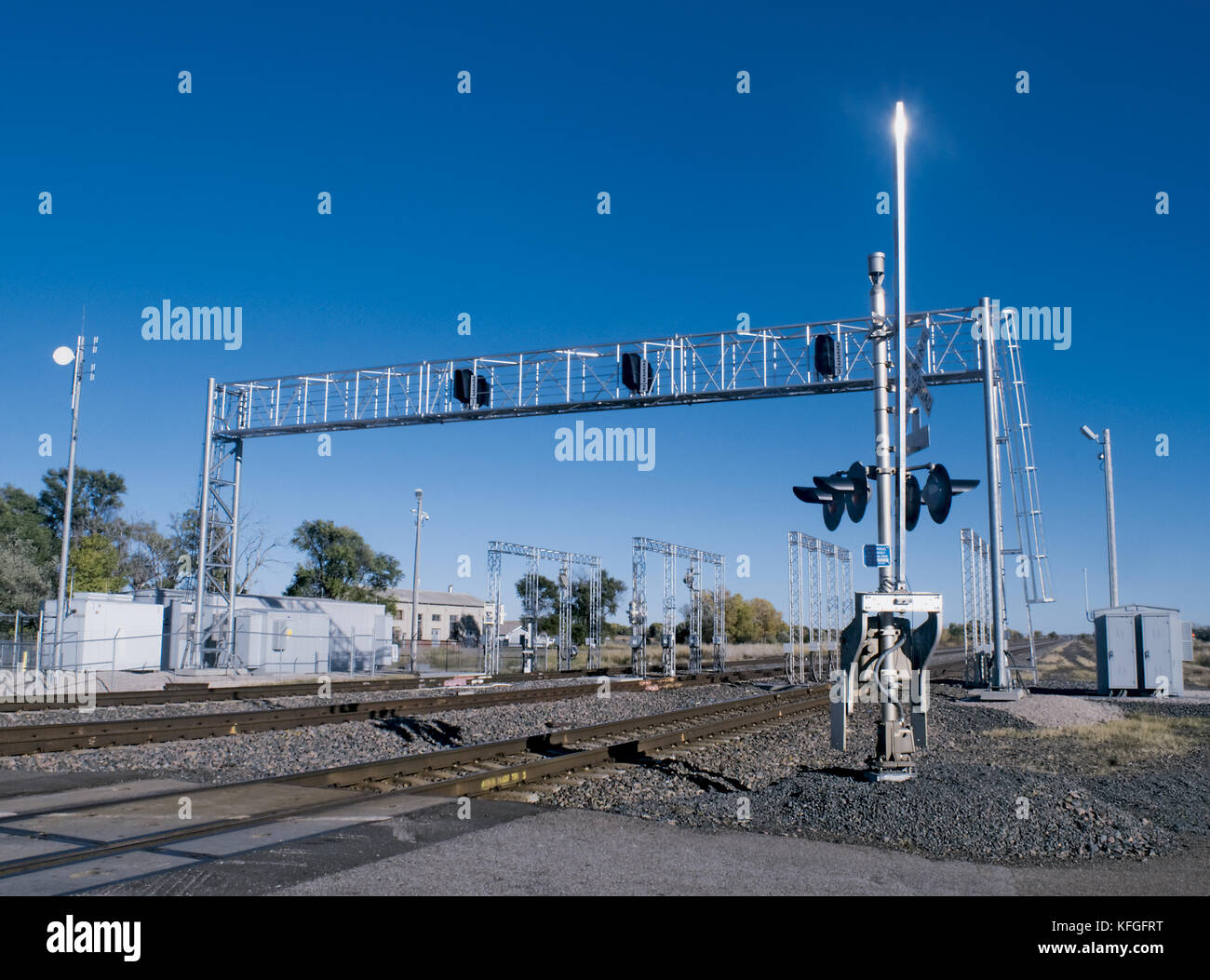 Railroad crossing warning signal hi-res stock photography and images ...