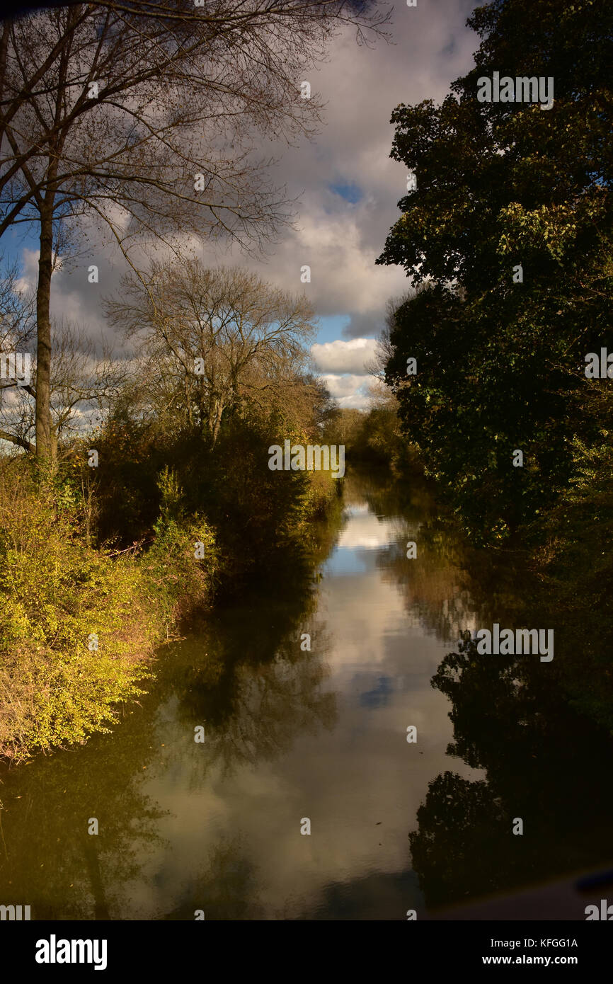 Thames riverbank hi-res stock photography and images - Alamy