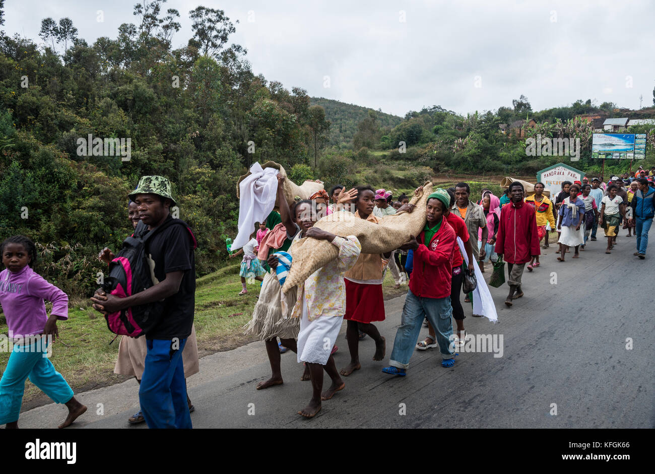 Famadihana madagascar hi-res stock photography and images - Alamy