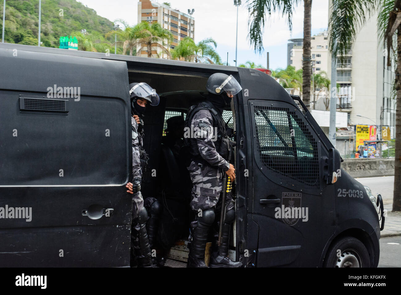 Rio De Janeiro, Brazil. 28th Oct, 2017. Members of the Choque battalion ...