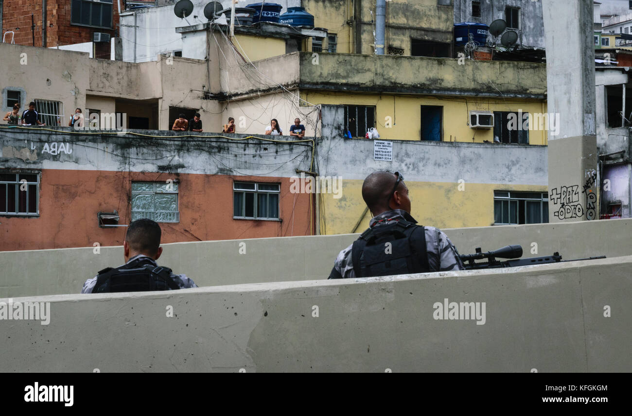 Rio De Janeiro, Brazil. 28th Oct, 2017. Residents of rocinha look on as ...