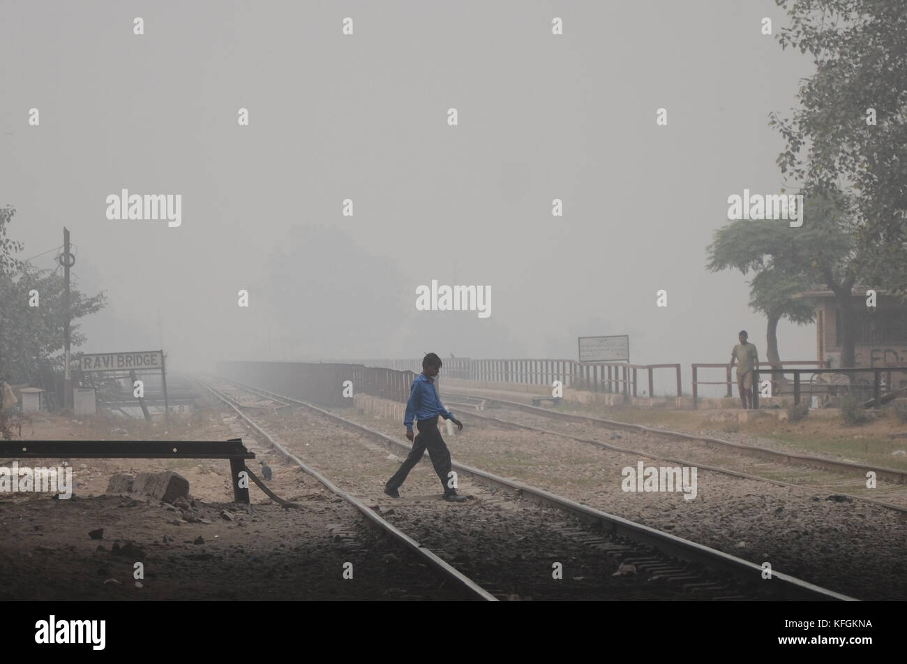 Lahore, Pakistan. 29th Oct, 2017. A view of dense smog engulf the ...