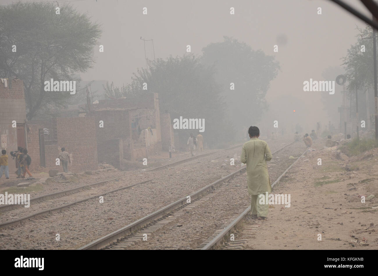 Lahore, Pakistan. 29th Oct, 2017. A view of dense smog engulf the ...