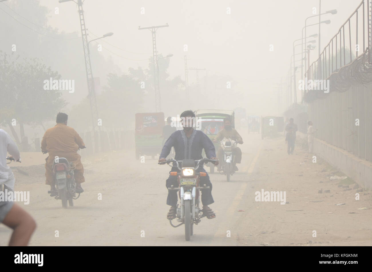 Lahore, Pakistan. 29th Oct, 2017. A view of dense smog engulf the ...