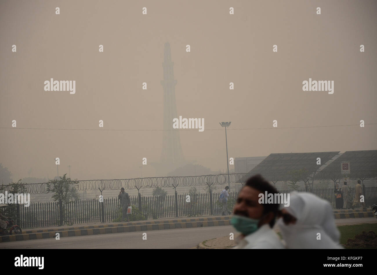 Lahore, Pakistan. 29th Oct, 2017. A view of dense smog engulf the ...