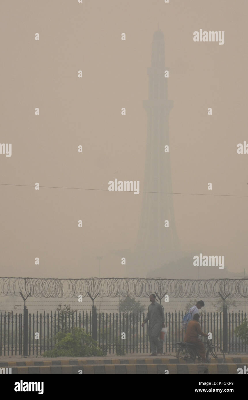 Lahore, Pakistan. 29th Oct, 2017. A view of dense smog engulf the ...