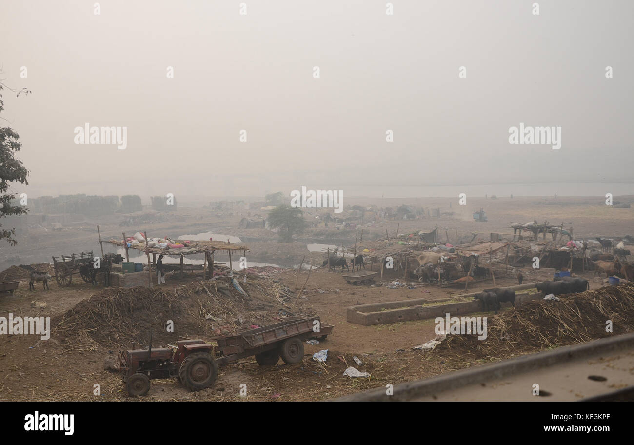Lahore, Pakistan. 29th Oct, 2017. A view of dense smog engulf the ...