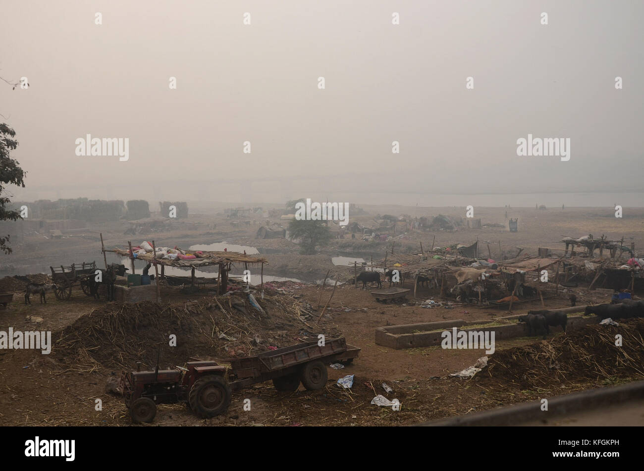 Lahore, Pakistan. 29th Oct, 2017. A view of dense smog engulf the ...