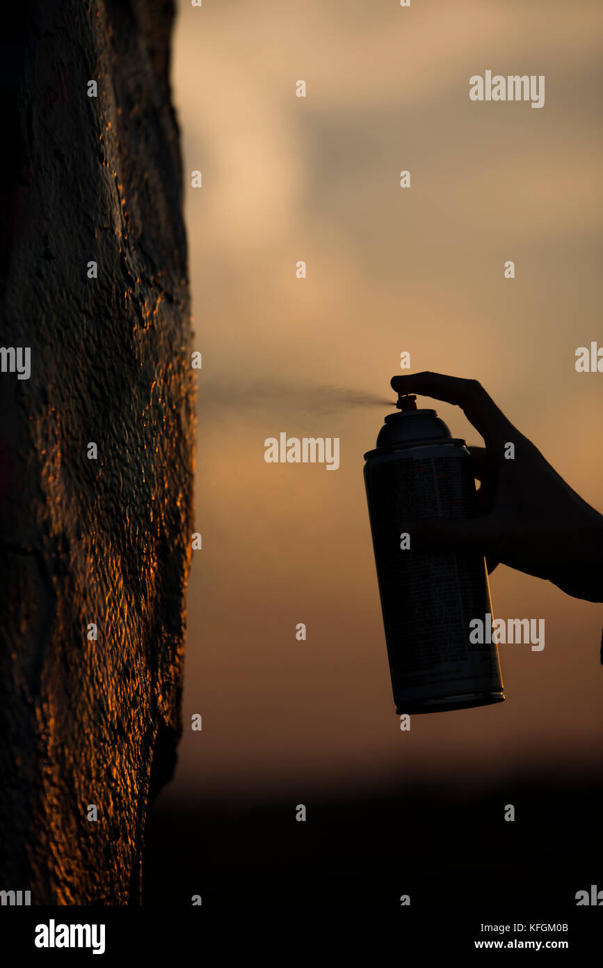 Hand spray painting hi-res stock photography and images - Alamy