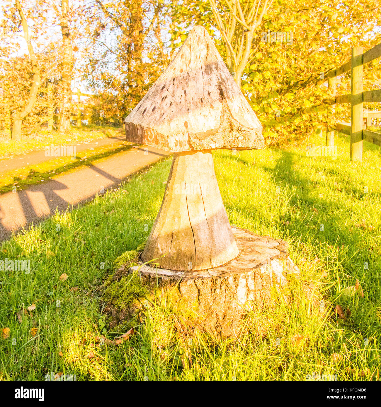 Wooden garden feature hi-res stock photography and images - Alamy