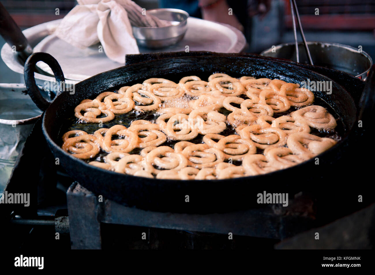 Indian jalebi frying in oil pan at stall Stock Photo - Alamy