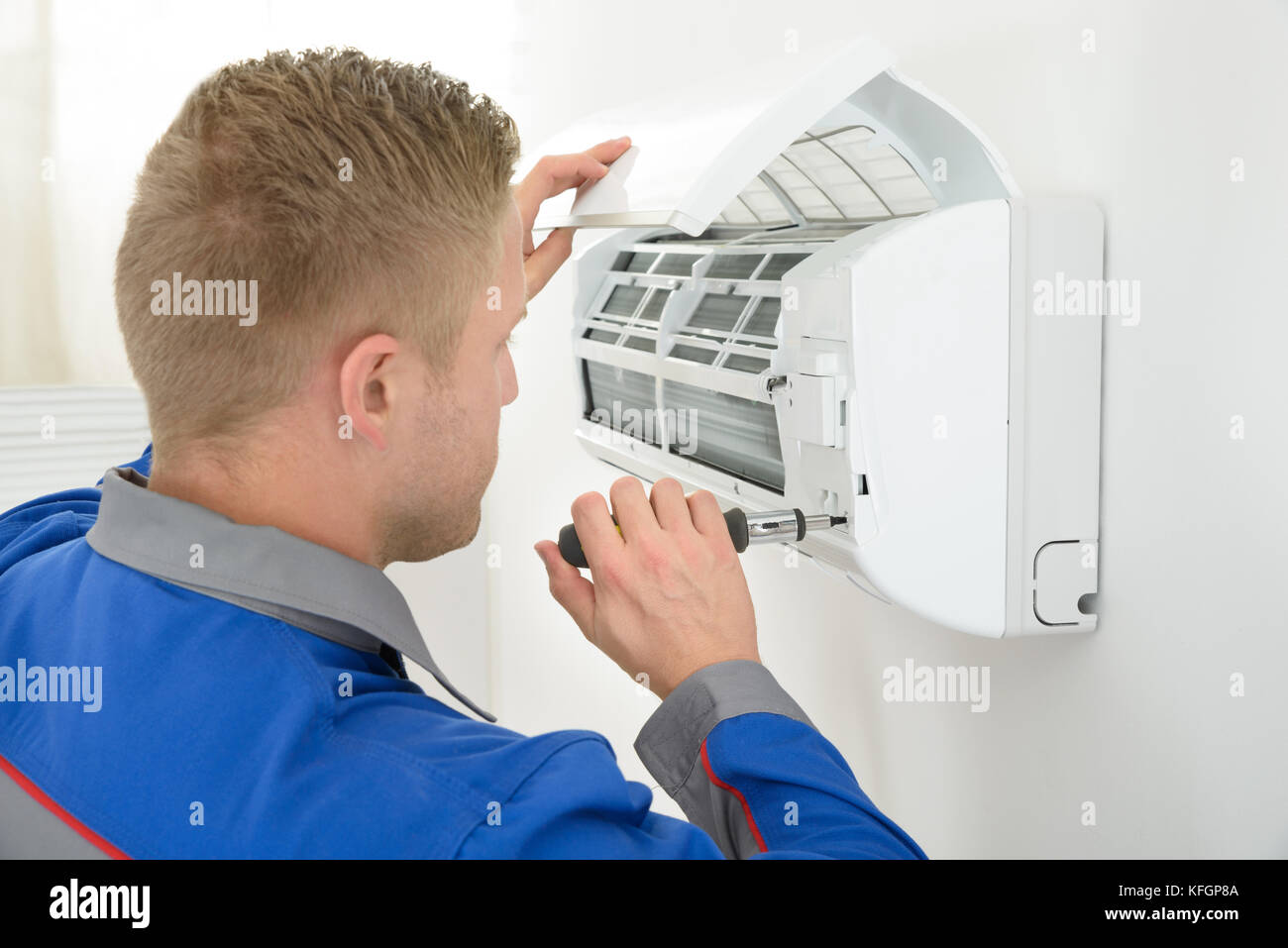 Air conditioner installer hi-res stock photography and images - Alamy